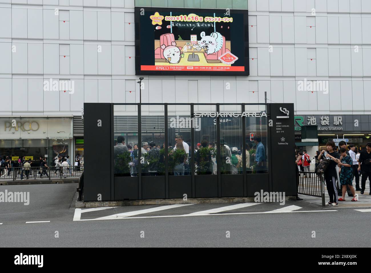 Smoking zone outside the Parco department store in Ikebukuru, Tokyo ...