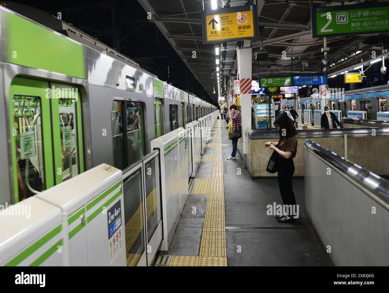 Japanese passengers waiting for the JR Yamanote line in Tokyo, Japan ...