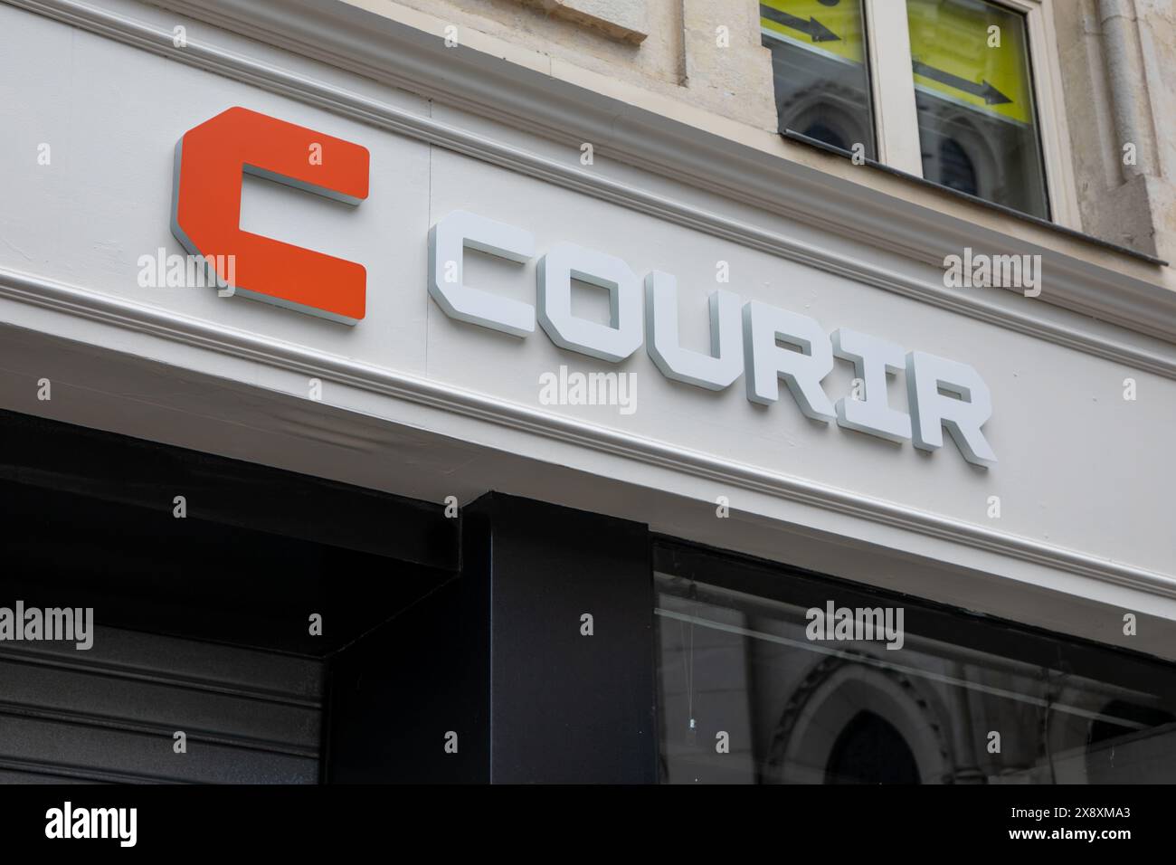 nantes , France - 05 22 2024 : courir c logo chain running and brand ...