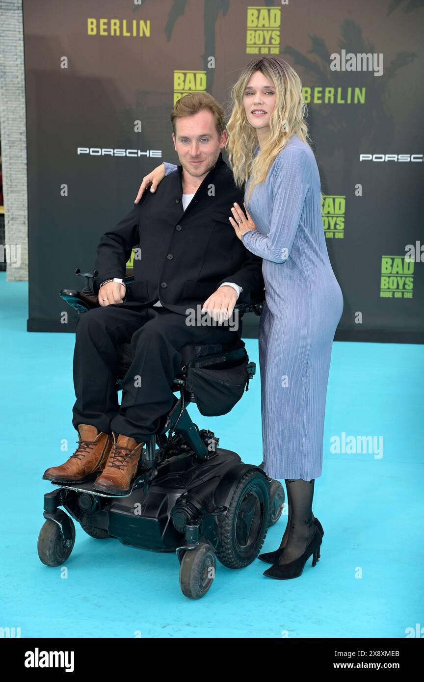 Samuel Koch mit Ehefrau Sarah Elena Timpe bei der Premiere des ...