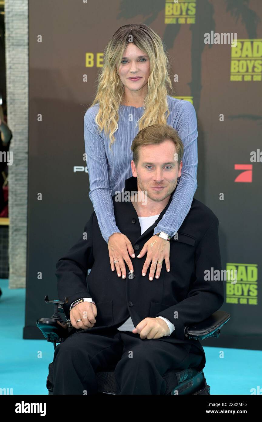 Samuel Koch mit Ehefrau Sarah Elena Timpe bei der Premiere des ...