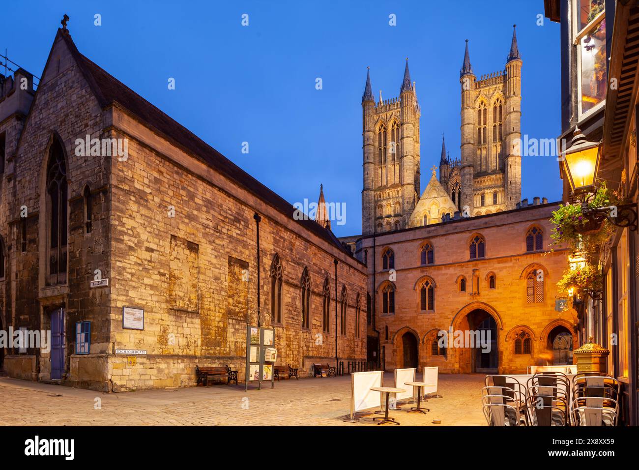 Front of lincoln cathedral hi-res stock photography and images - Alamy
