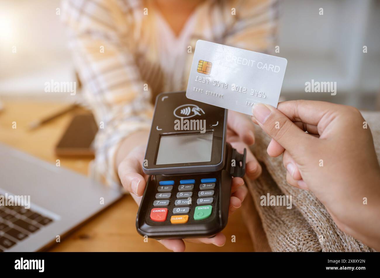 Tapping card fashion hi-res stock photography and images - Alamy