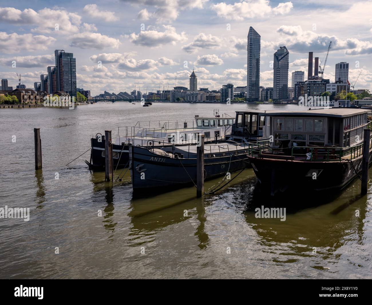 Barges and houseboats moored on Chelsea wharf, on the River Thames ...