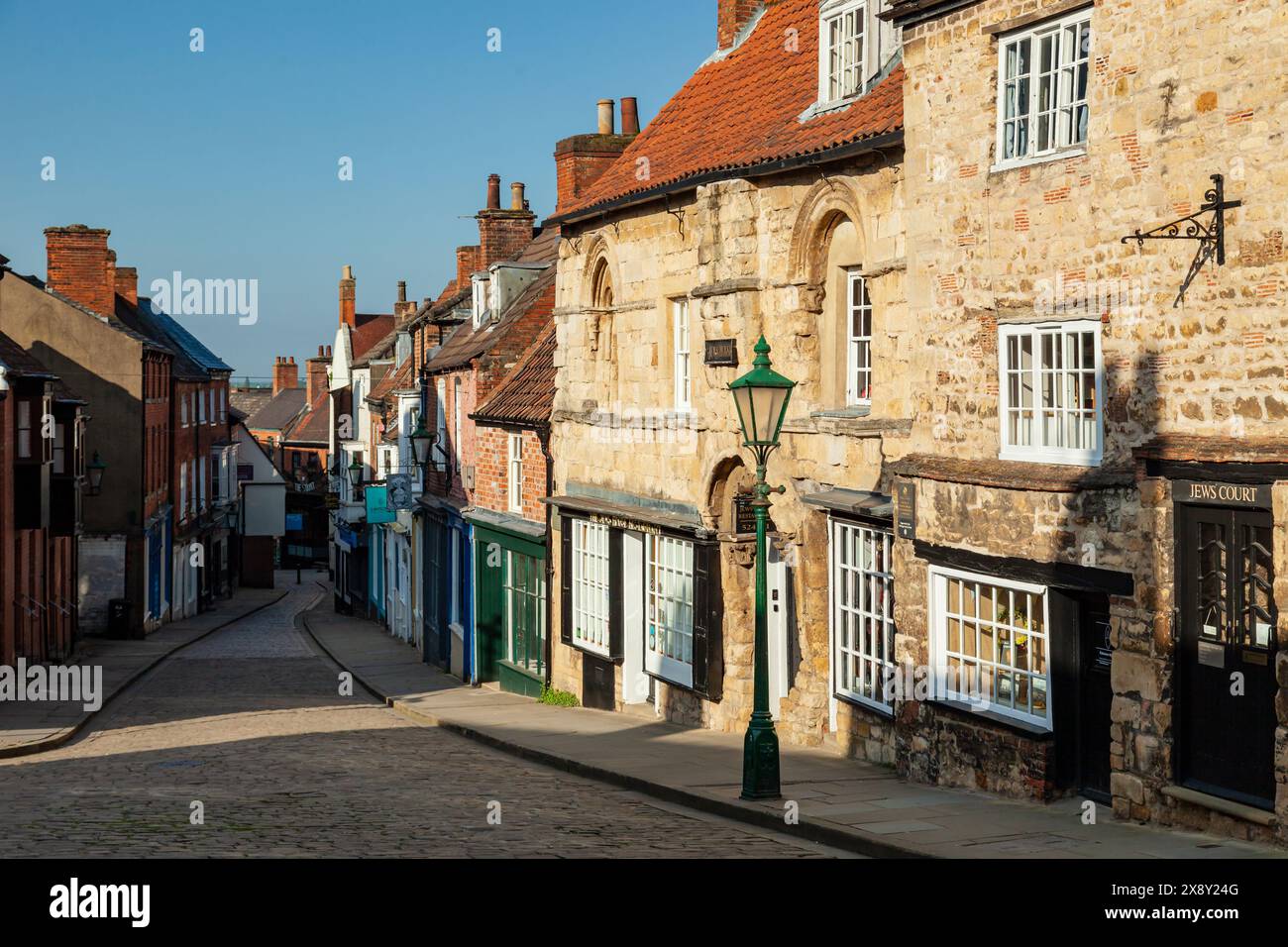 Steep hill cobbled street hi-res stock photography and images - Alamy