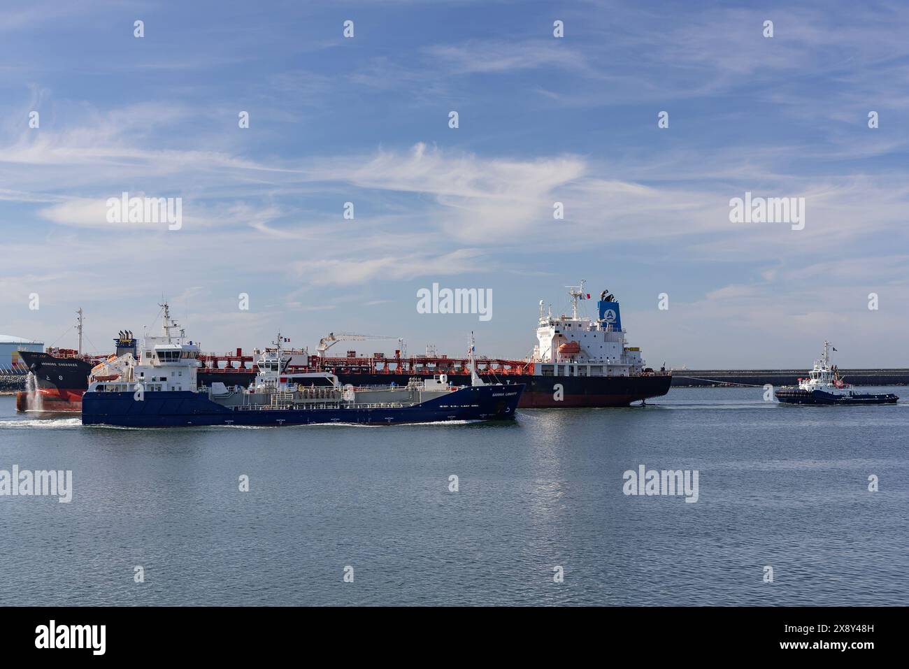 Le Havre - Oil chemical tanker SARNIA LIBERTY departing and another oil ...