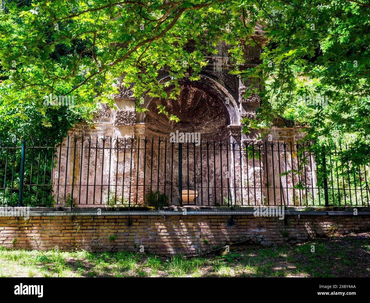 Old abandoned fountain near the Botanical Garden of Rome, located on ...