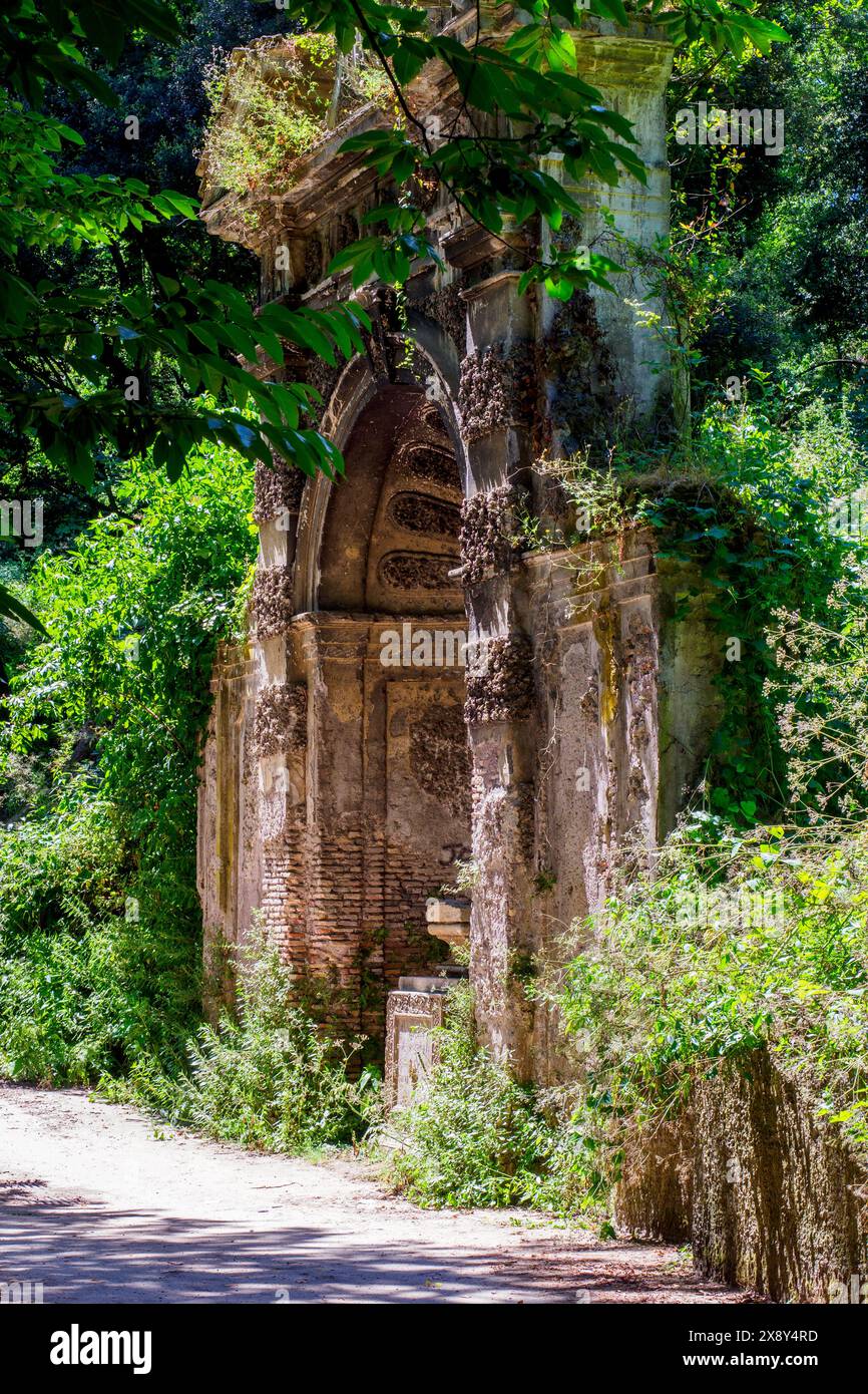 Old abandoned fountain near the Botanical Garden of Rome, located on ...