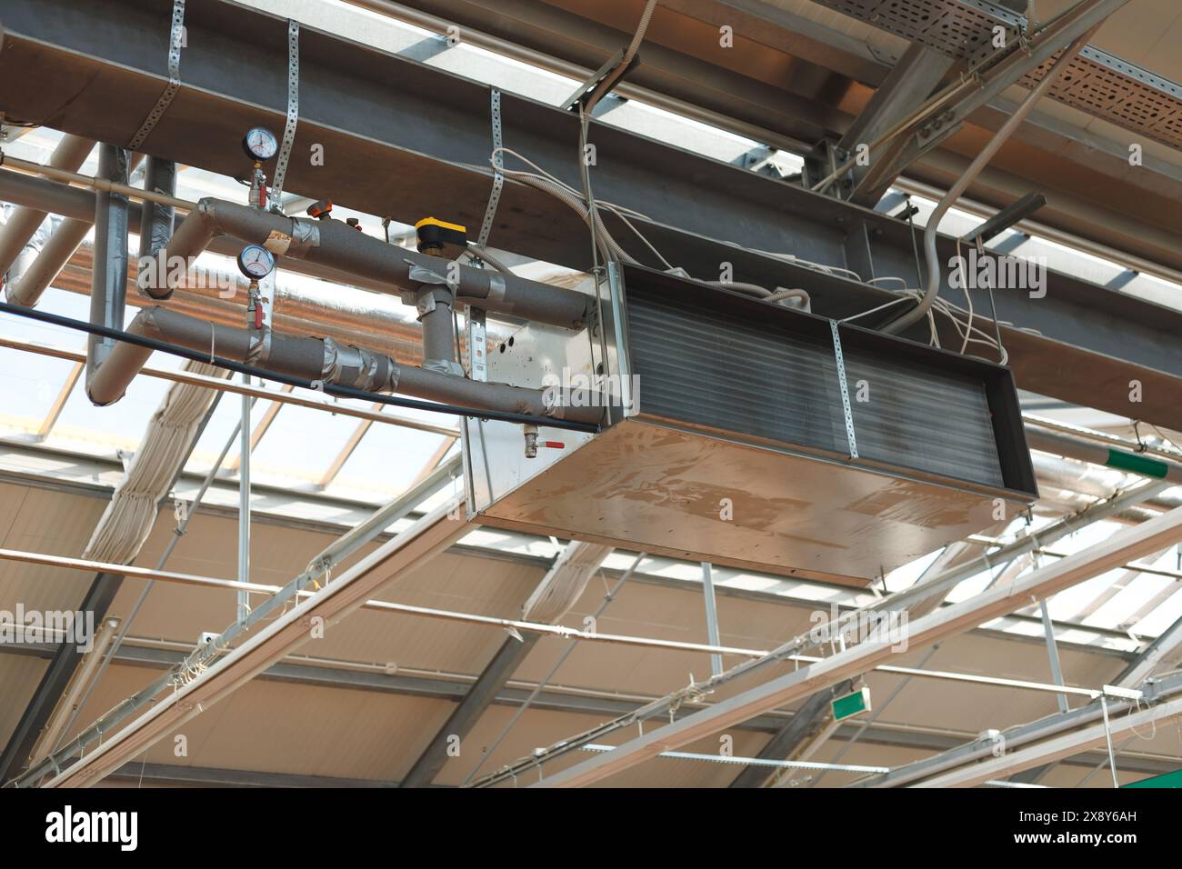 Air handling unit ceiling hi-res stock photography and images - Alamy