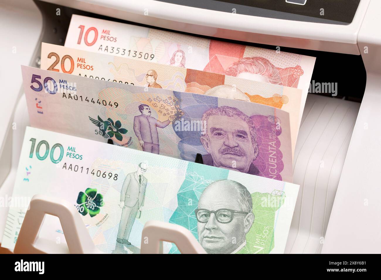 Colombian money - peso a counting machine Stock Photo - Alamy