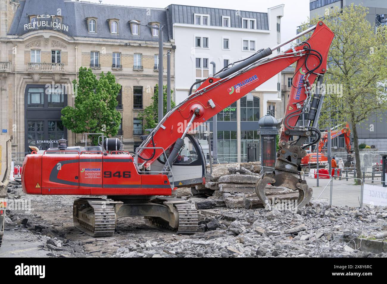 Nancy - Red crawler excavator Liebherr R 946 for the demolition of the ...