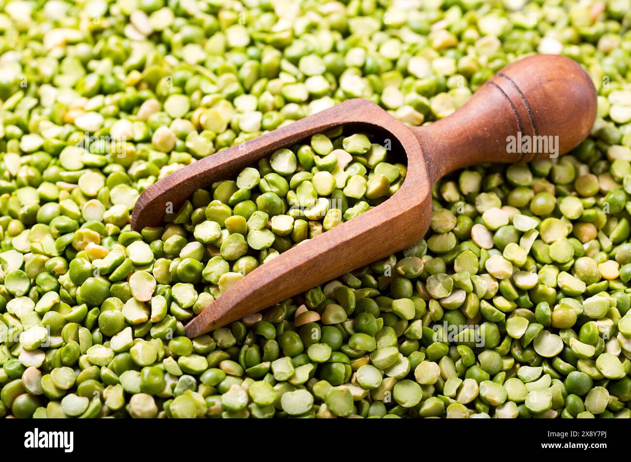 Dried uncooked whole green peas hi-res stock photography and images - Alamy