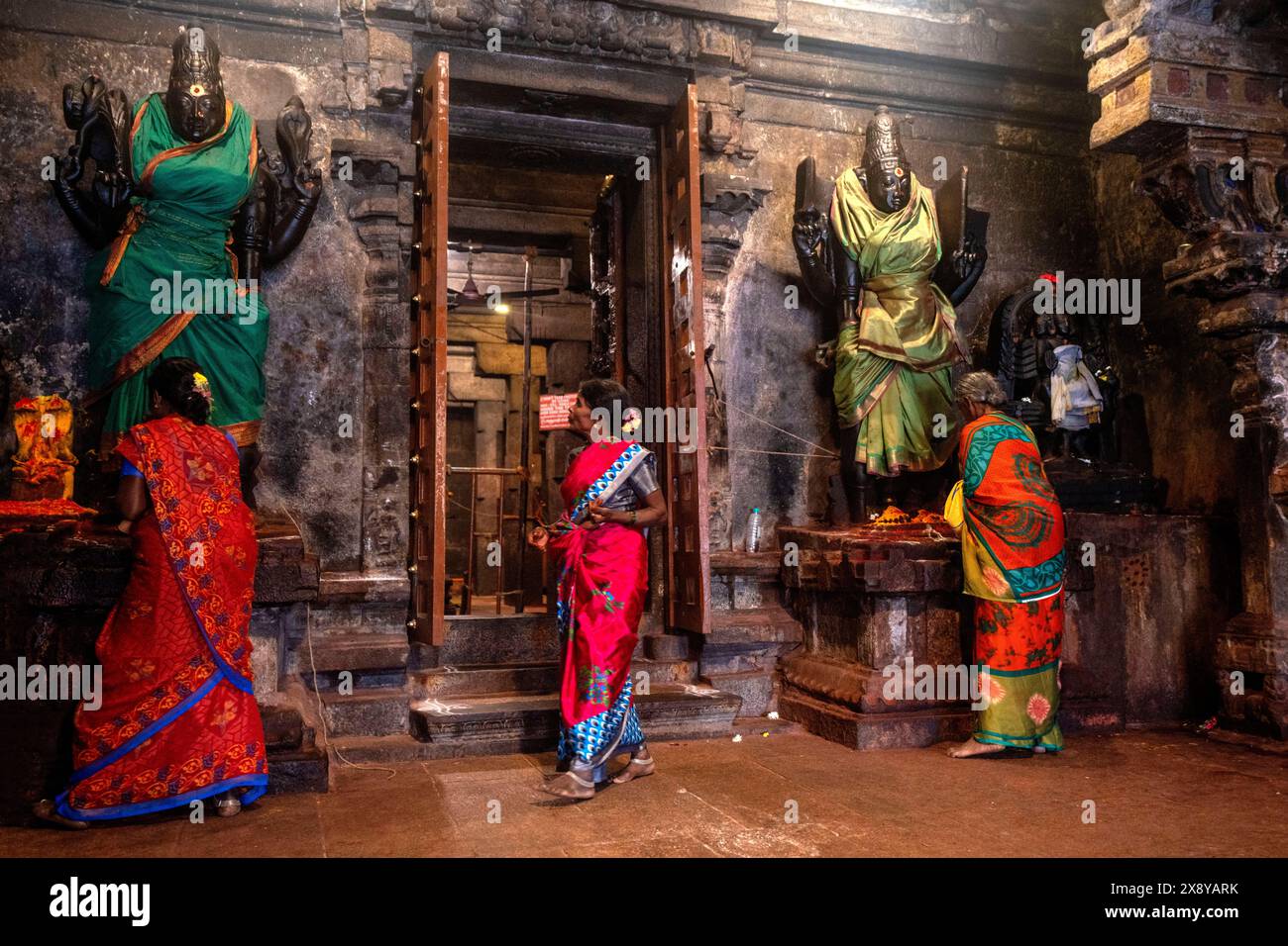 India, Tamil Nadu, Thanjavur, Brihadishvara hindu temple, pilgrims ...