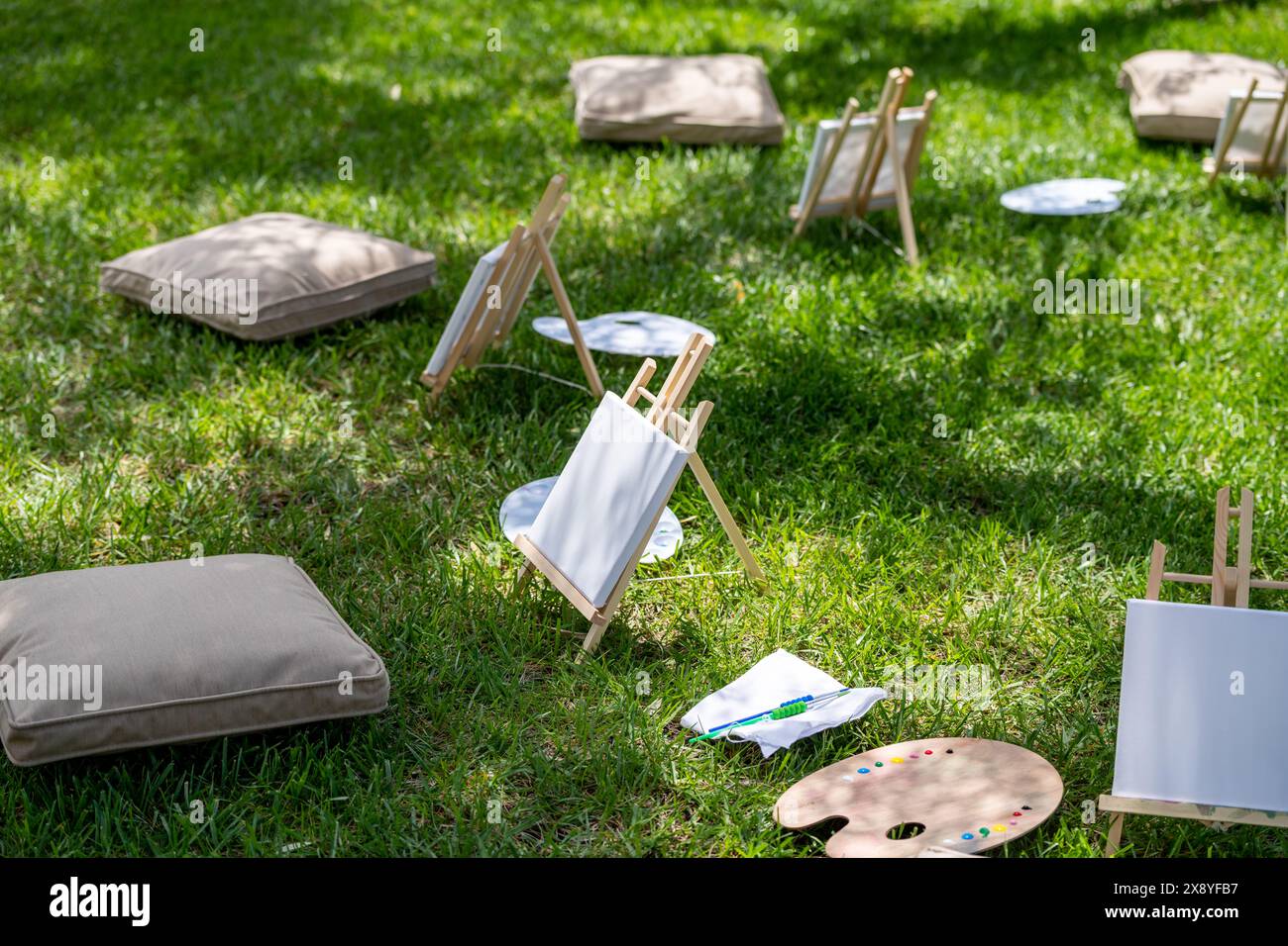 Outdoor art class hi-res stock photography and images - Alamy
