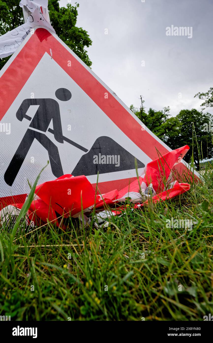 Hier wird gearbeitet. Das Bauarbeiten- Schild steht am Rand der ...