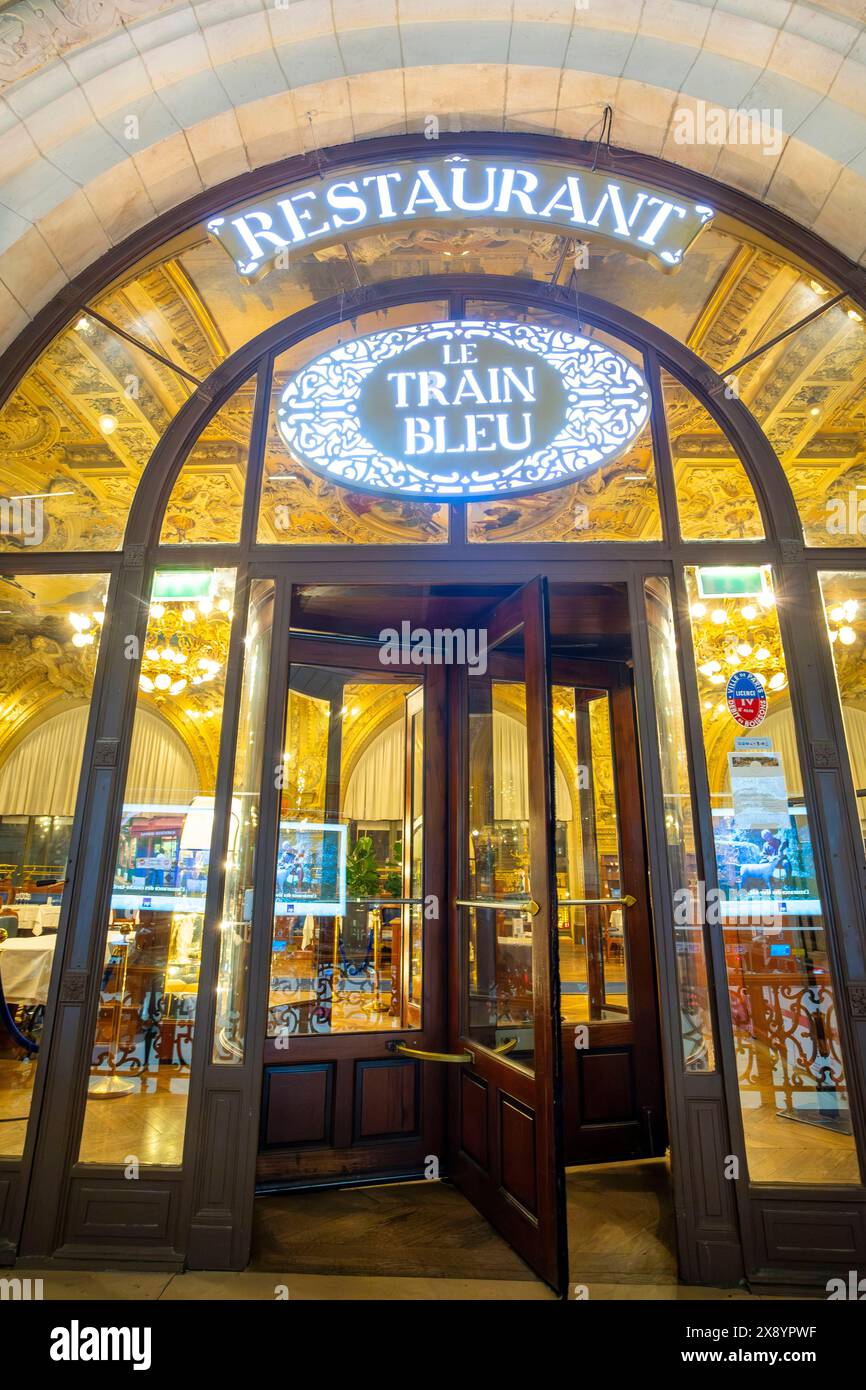 France, Paris, Le Train bleu is a gourmet restaurant in neo baroque and ...