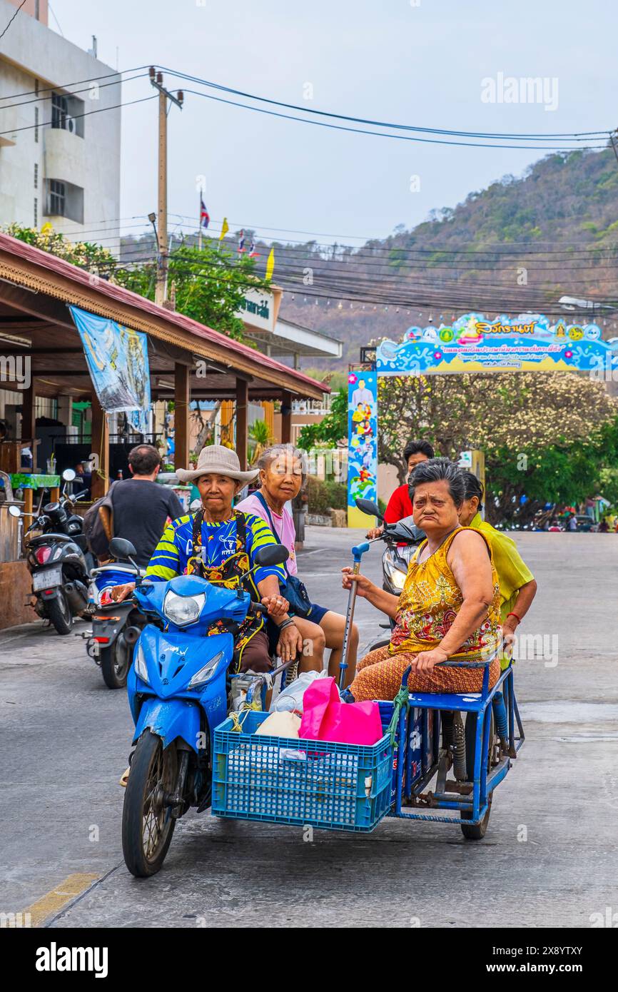 Thailand, Chonburi province, Ko Sichang island, transport by saleng or ...