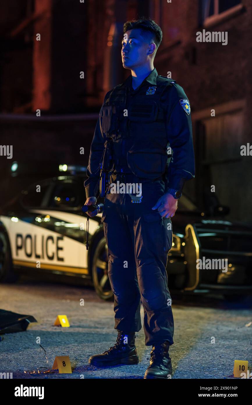Male police officer detective hi-res stock photography and images - Alamy