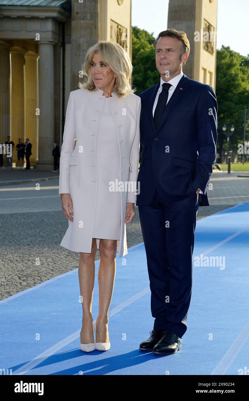 Emmanuel Macron mit Ehefrau Brigitte Macron beim Gang durchs ...