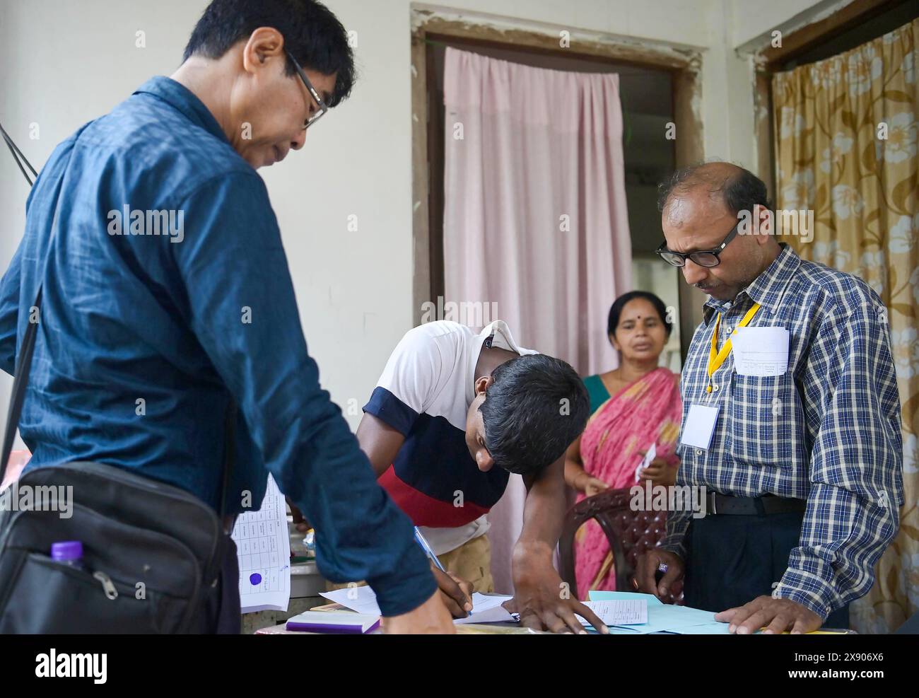 Boy voting ballot hi-res stock photography and images - Alamy