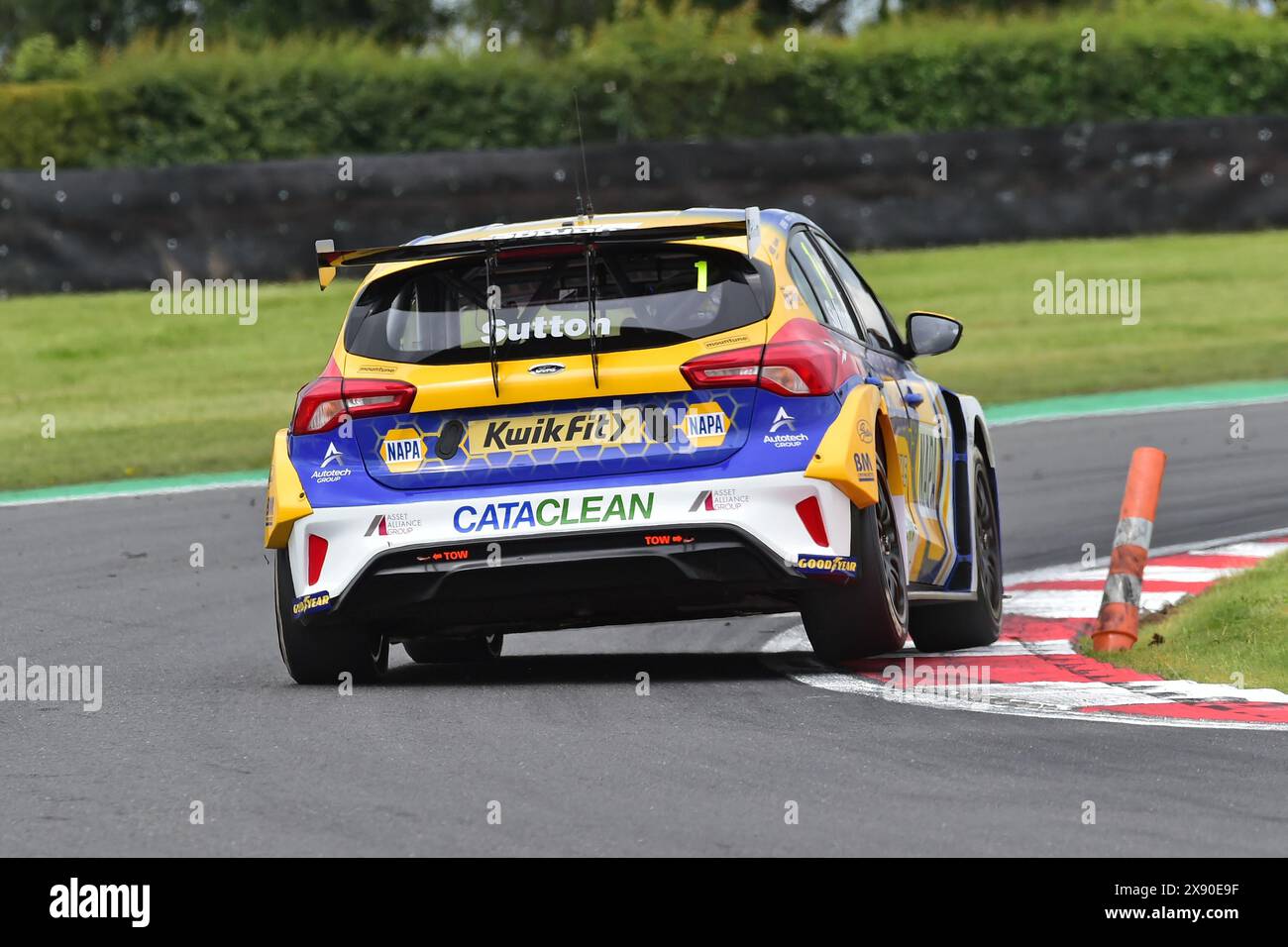 Lifting a rear wheel, Ashley Sutton, Ford Focus ST, NAPA Racing UK ...