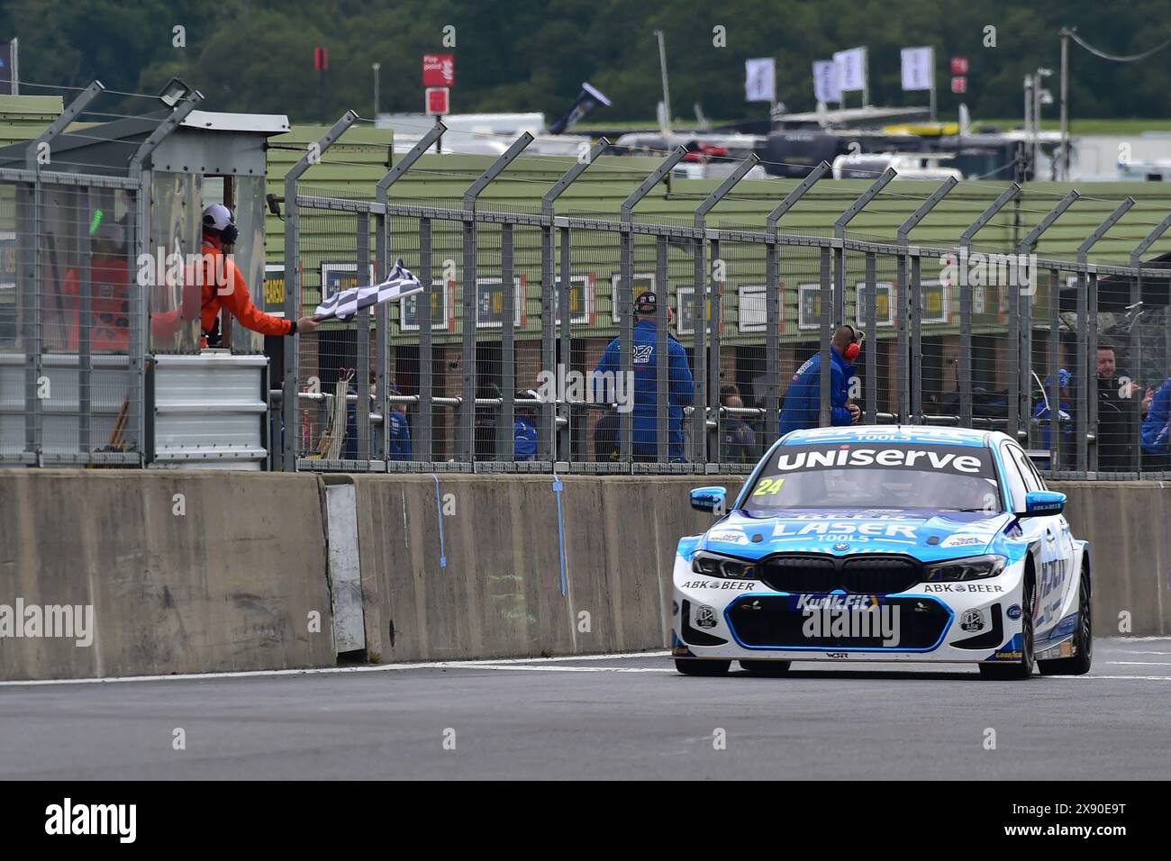 Taking the chequered flag, Jake Hill, BMW 330e M Sport, Laser Tools ...