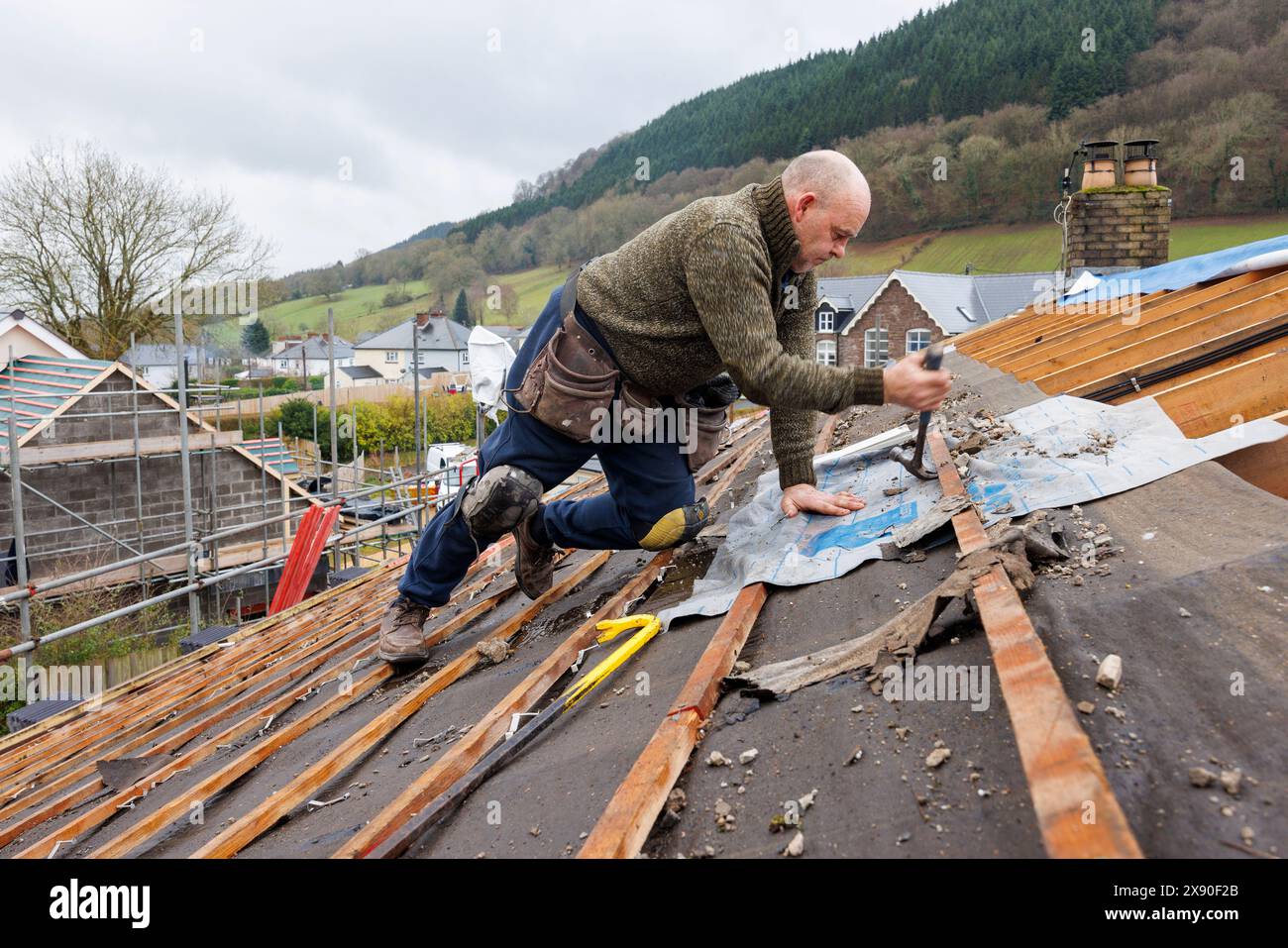 Roof replacing hi-res stock photography and images - Alamy