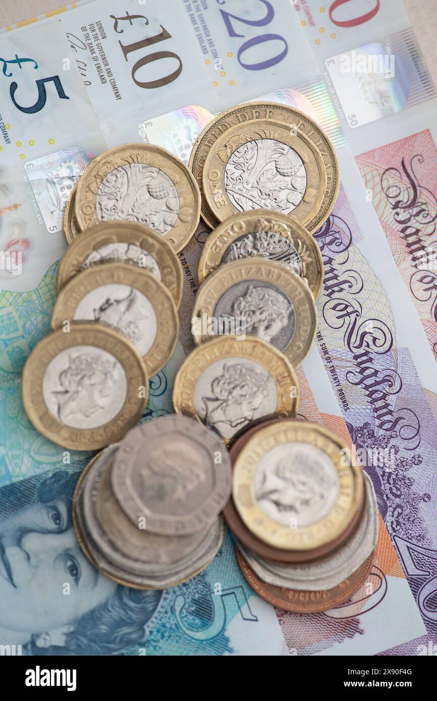 Uk coins notes queen elizabeth hi-res stock photography and images - Alamy