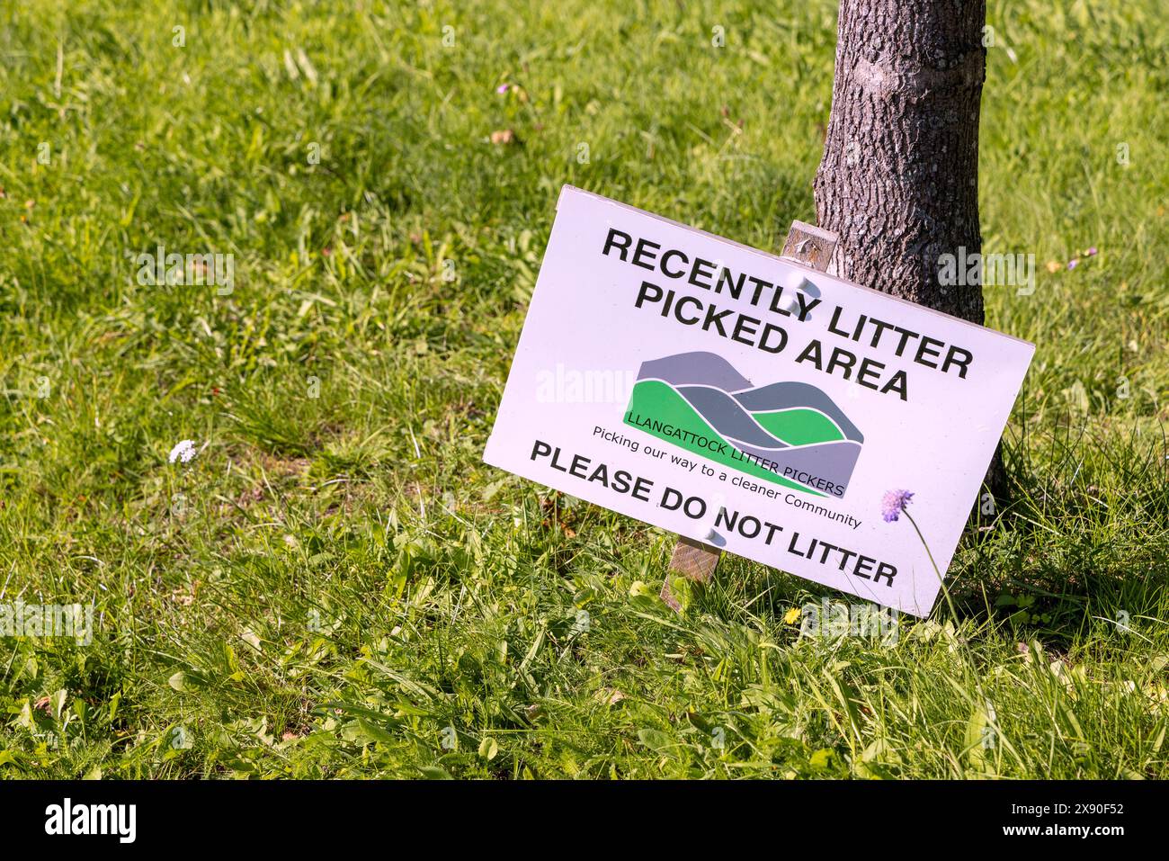 Recently litter picked area sign, Crickhowell, Wales, UK Stock Photo ...