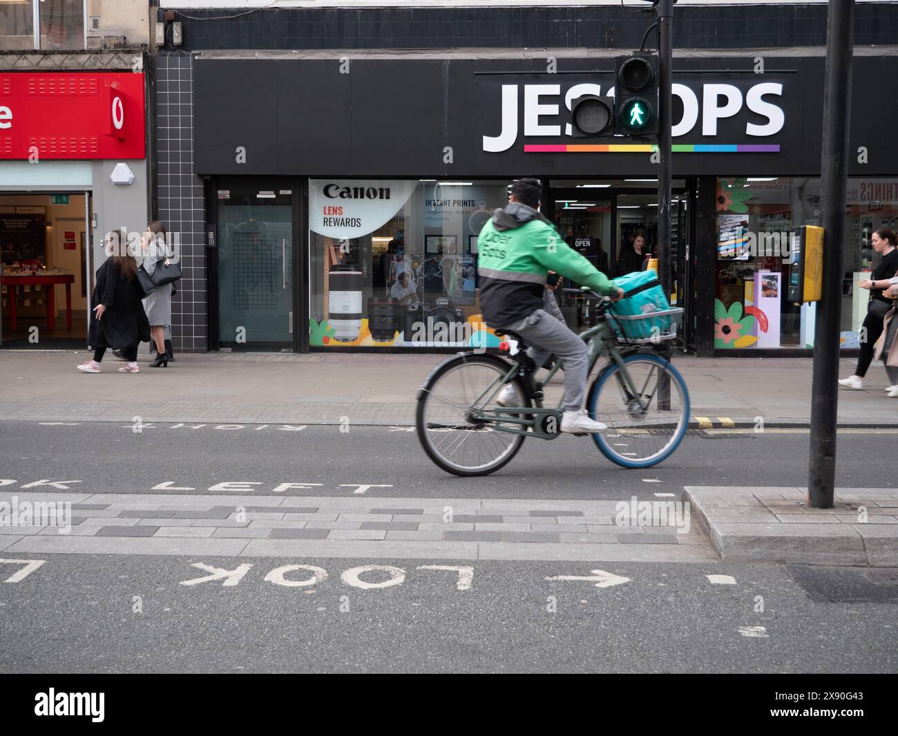 Deliveroo Food delivery e-bike riders jumping lights on Oxford street ...