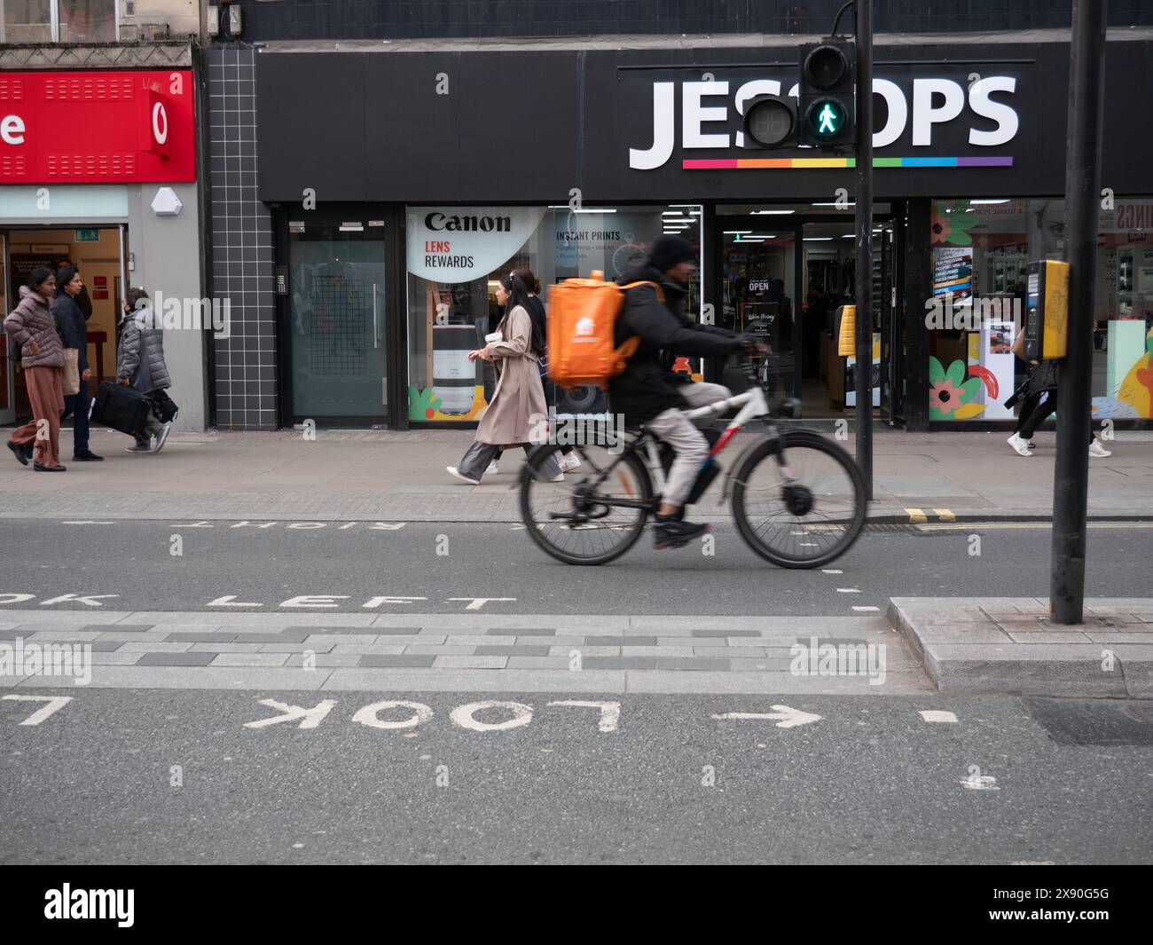 Just eat Food delivery e-bike riders jumping lights on Oxford street ...