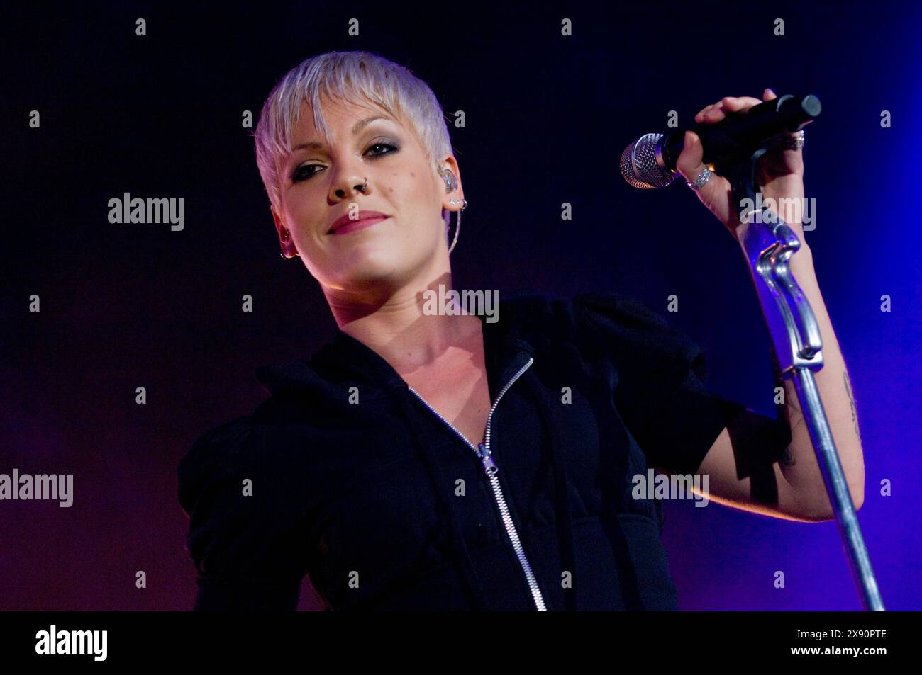 Pop singer pink hi-res stock photography and images - Alamy