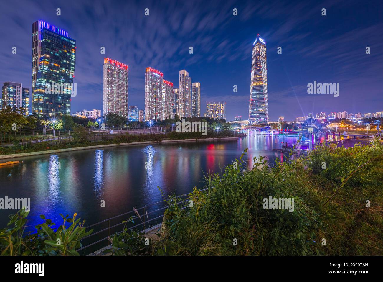 Night view and beautifully lit at Songdo Central Park in Songdo ...