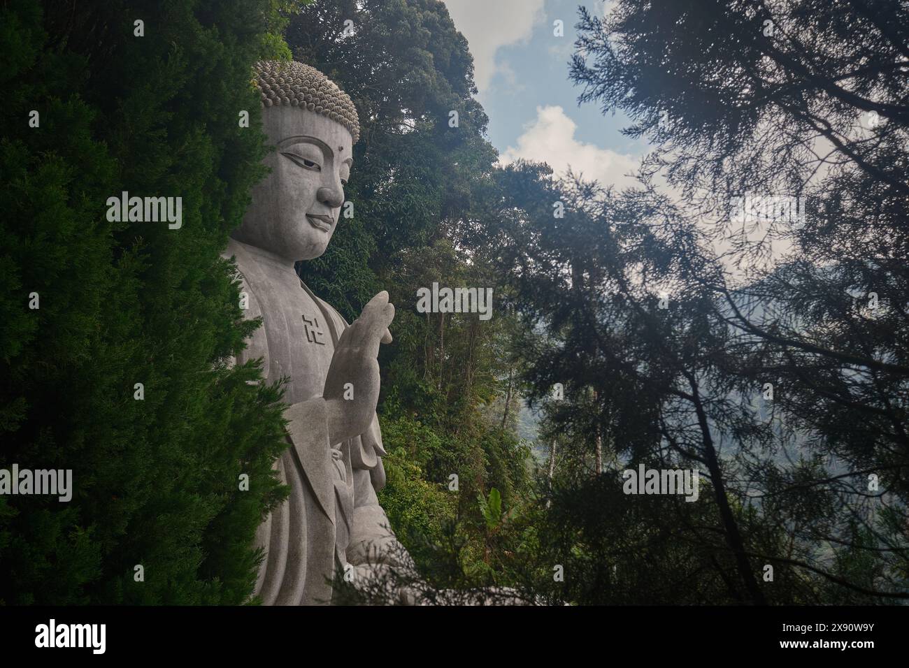 Large statue of Buddha in The Chin Swee Caves Temple in Genting ...