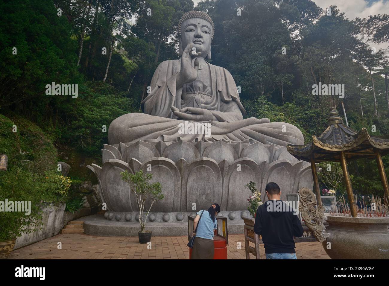 Large statue of Buddha in The Chin Swee Caves Temple in Genting ...