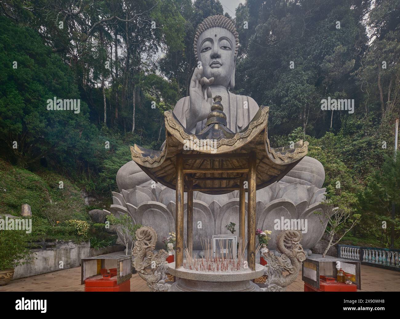 Large statue of Buddha in The Chin Swee Caves Temple in Genting ...