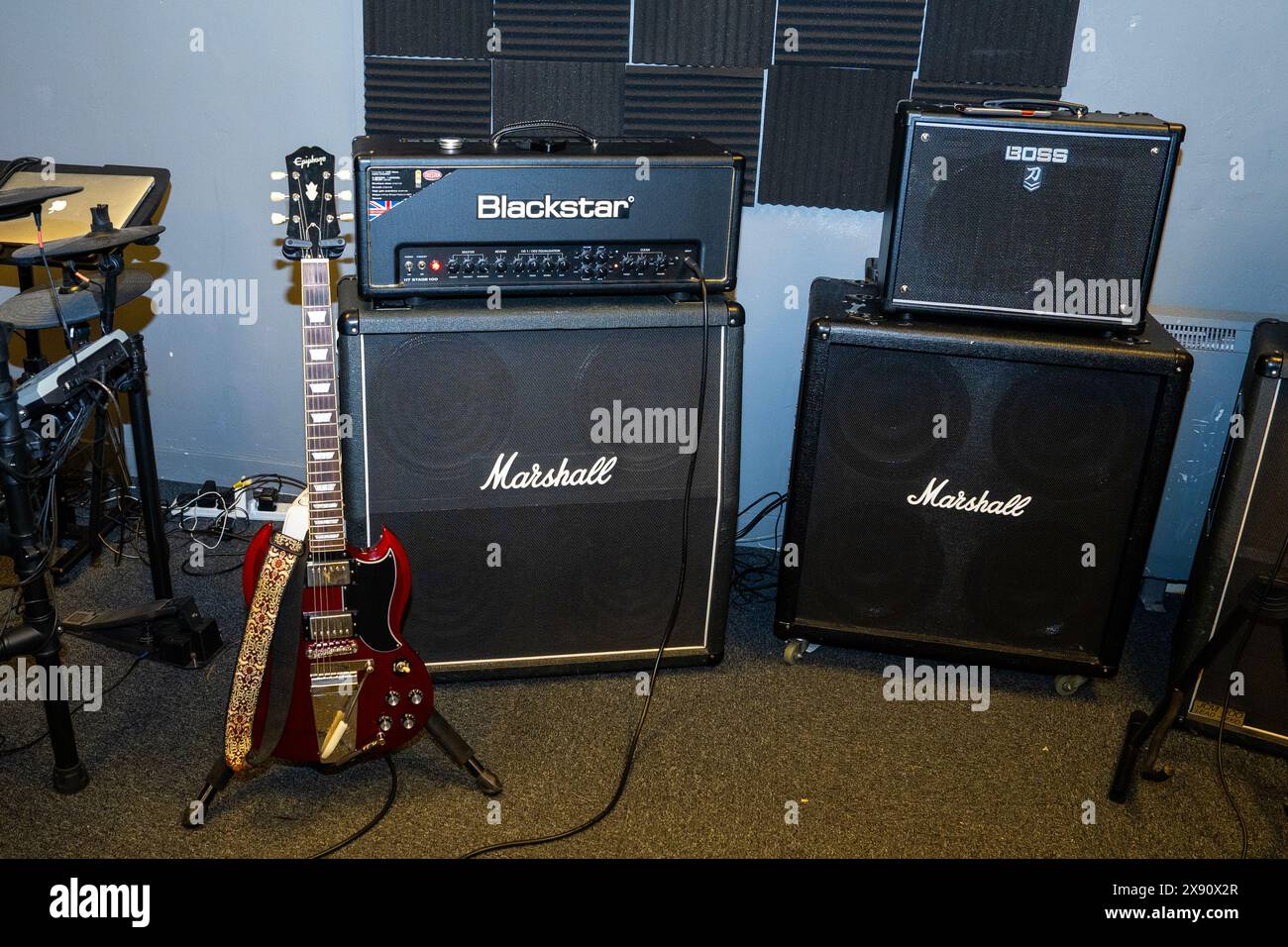 Red guitar with amps and speakers in a rehersal studio Stock Photo - Alamy