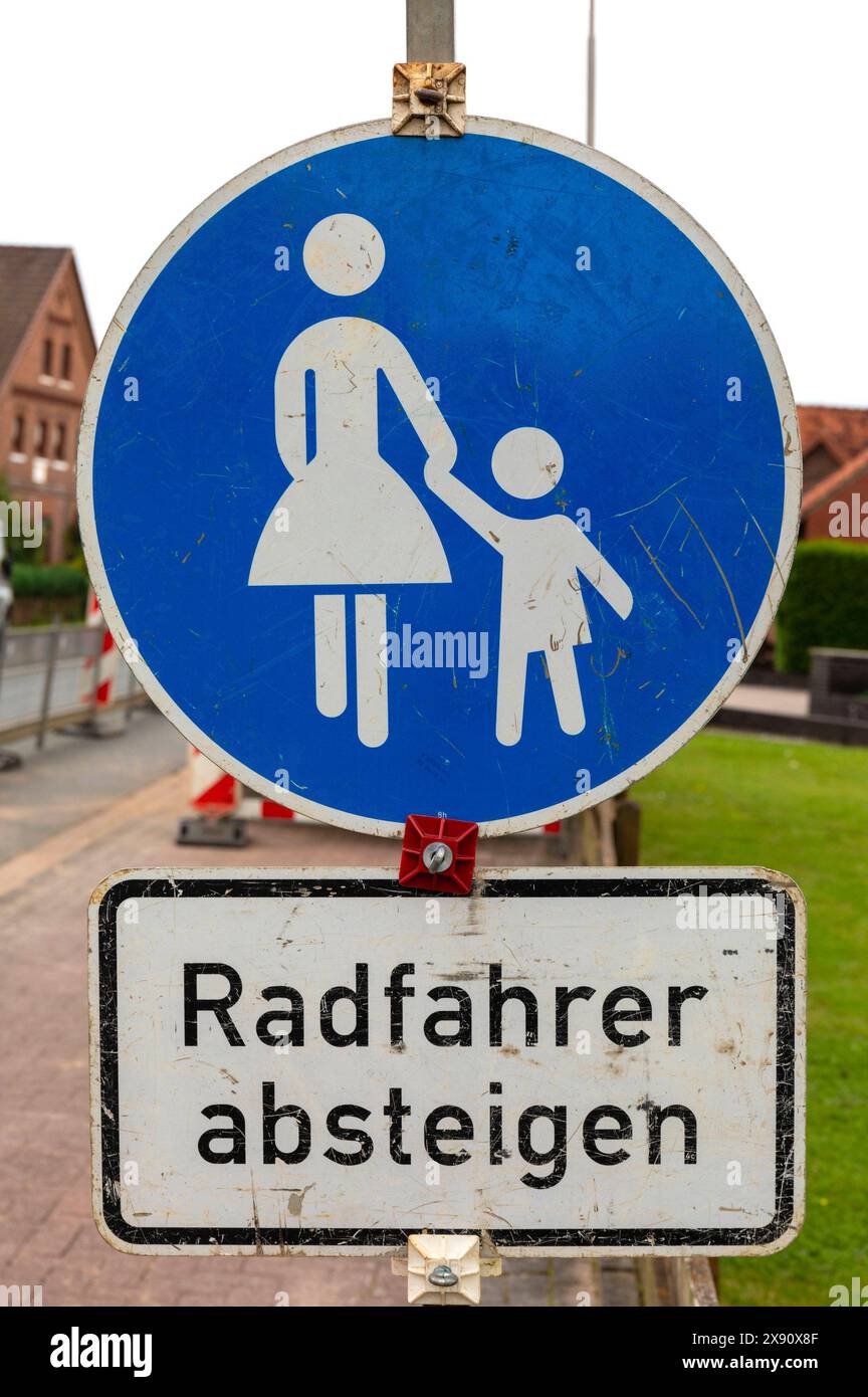 Das Verkehrszeichen 239 zeigt, dass es hier einen Sonderweg für ...