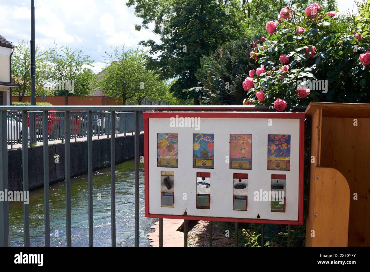 Kaugummiautomat an Geländer Kaugummiautomat an Brückengeländer ...