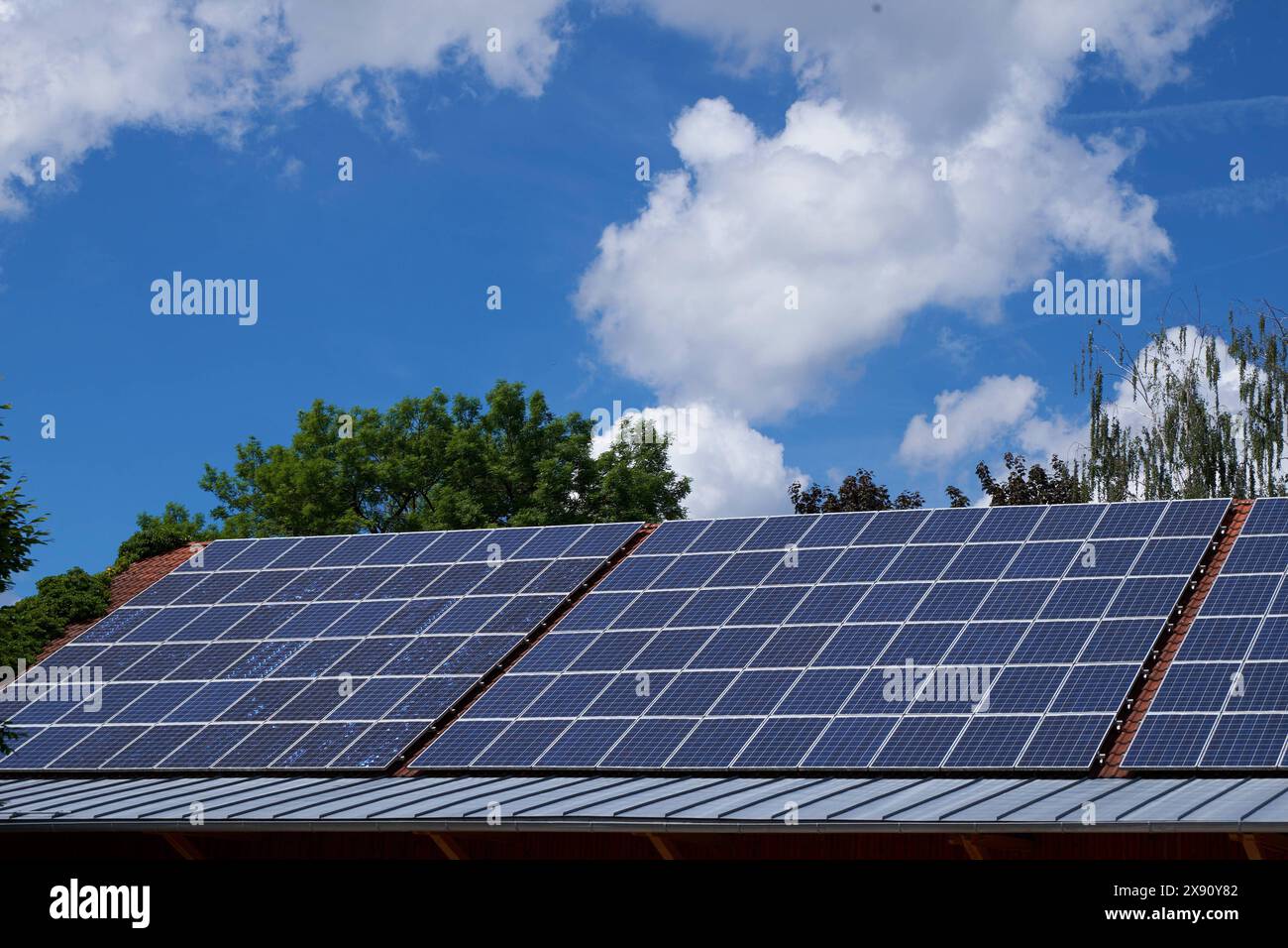 Solardach Solarpanel auf Hausdach. Photovoltaikanlage auf Scheune ...