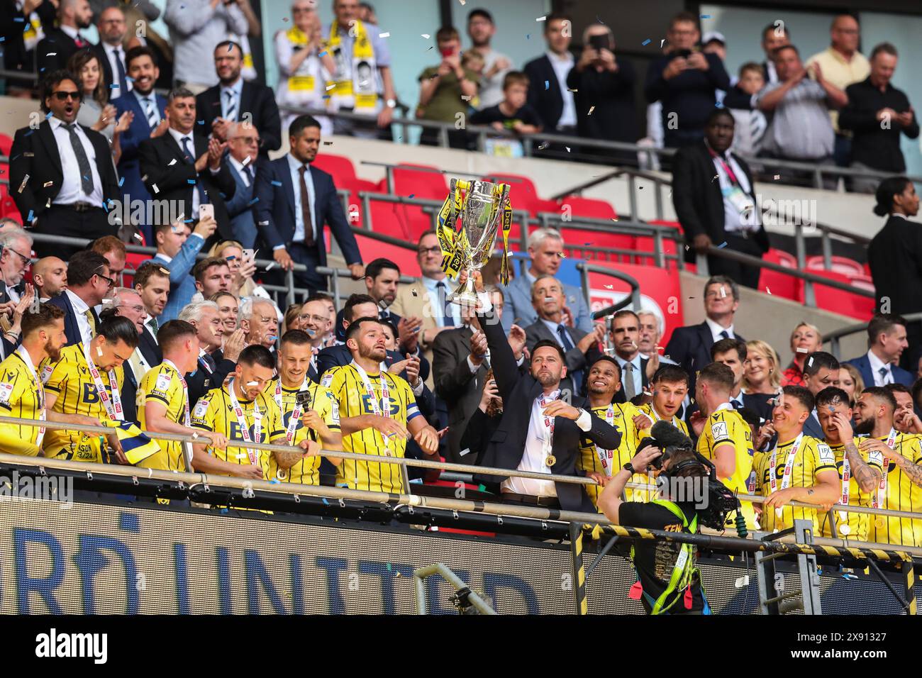 Des Buckingham Head coach of Oxford United - Bolton Wanderers v Oxford ...
