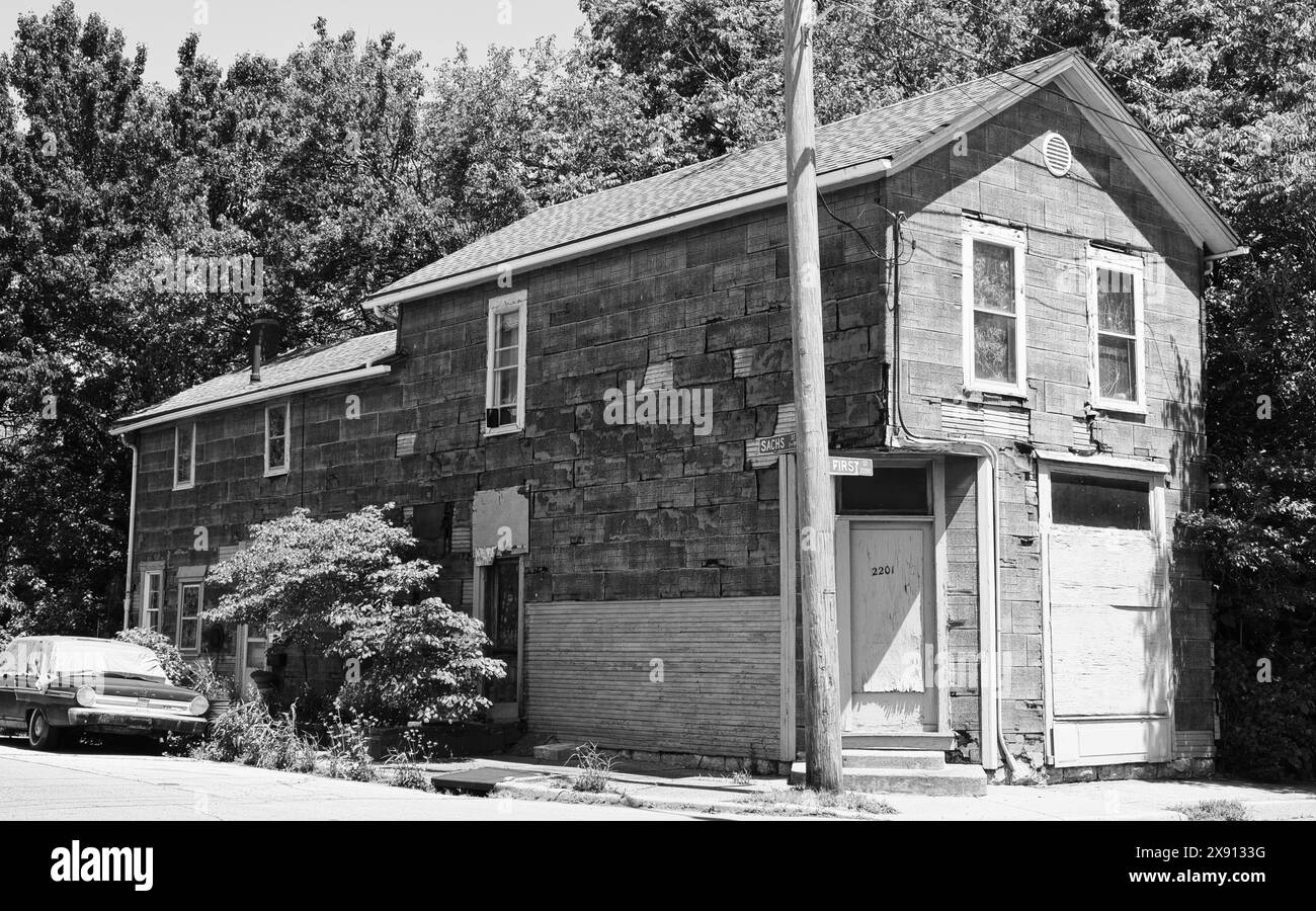 Old abandoned storefront hi-res stock photography and images - Alamy