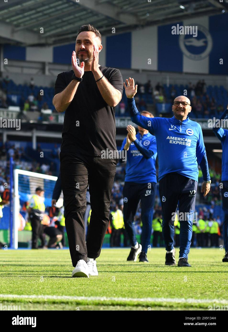 Manager of Brighton and Hove Albion Roberto De Zerbi walks the pitch ...