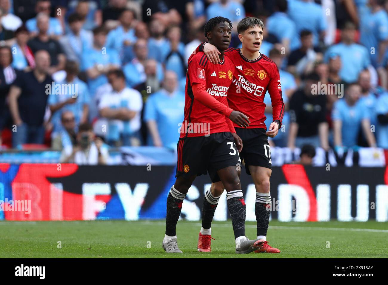 Kobbie Mainoo of Manchester United is congratulated by Alejandro ...