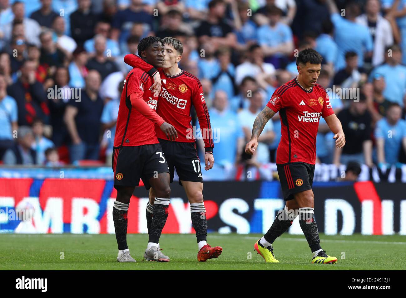 Kobbie Mainoo of Manchester United is congratulated by Alejandro ...