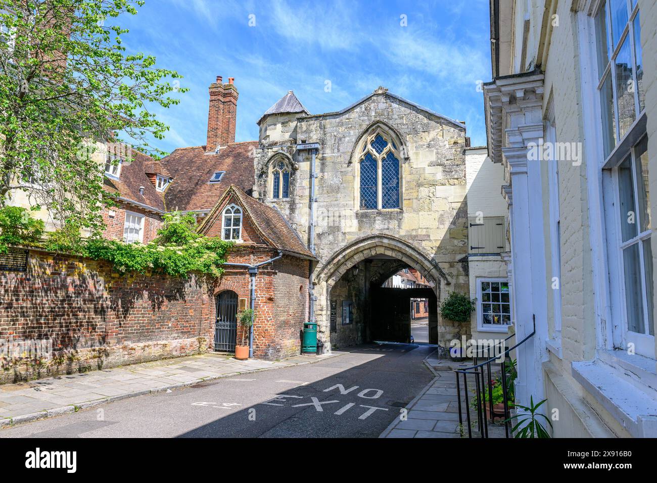 Cathedral gate salisbury hi-res stock photography and images - Alamy