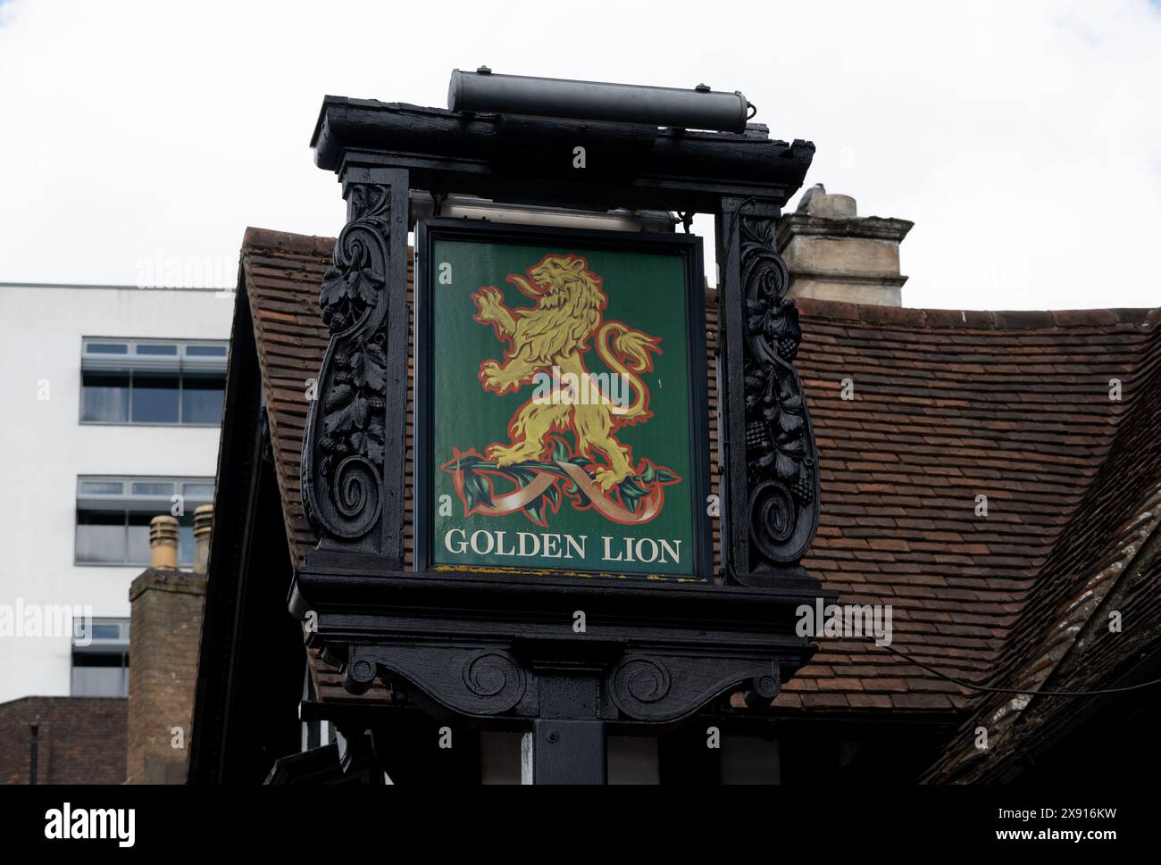 Pub sign golden lion hi-res stock photography and images - Alamy