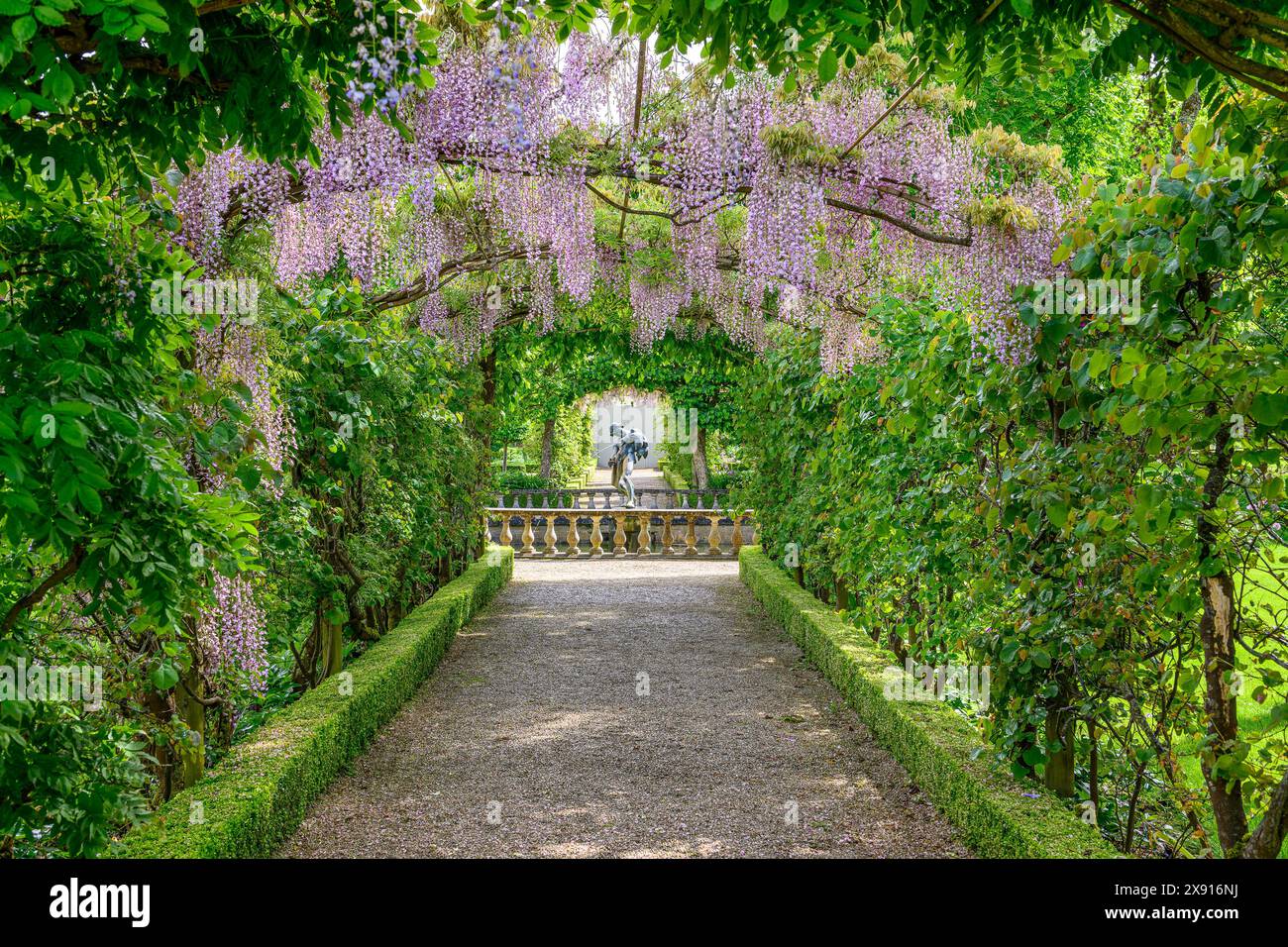 Buscot park hi-res stock photography and images - Alamy