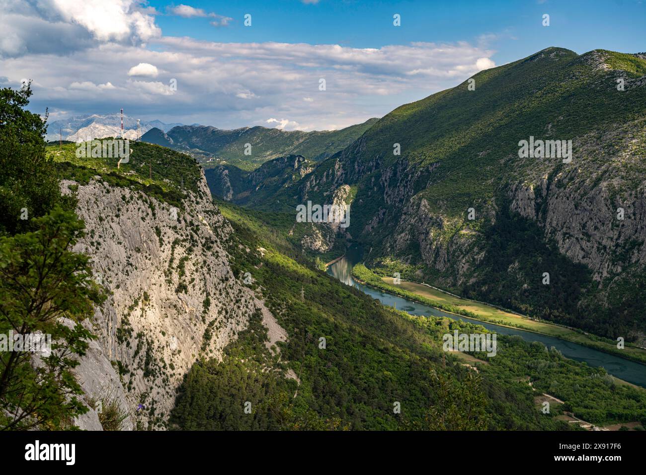 Cetina Schlucht Blick in die Cetina Schlucht mit dem Fluss Cetina bei ...