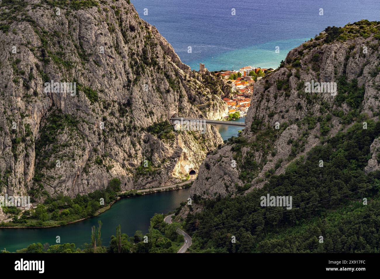 Cetina Schlucht Blick in die Cetina Schlucht mit dem Fluss Cetina und ...